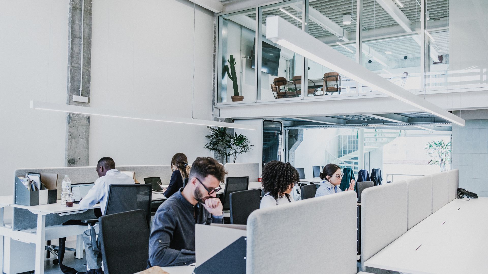 How is the average employee number disclosure calculated?